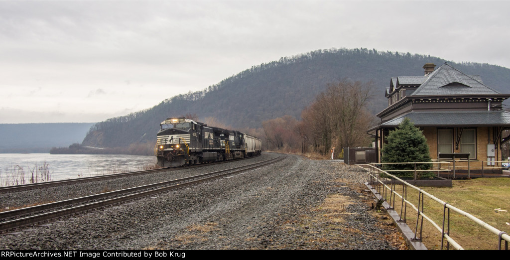 First train : WB manifest with NS 9238 on the point